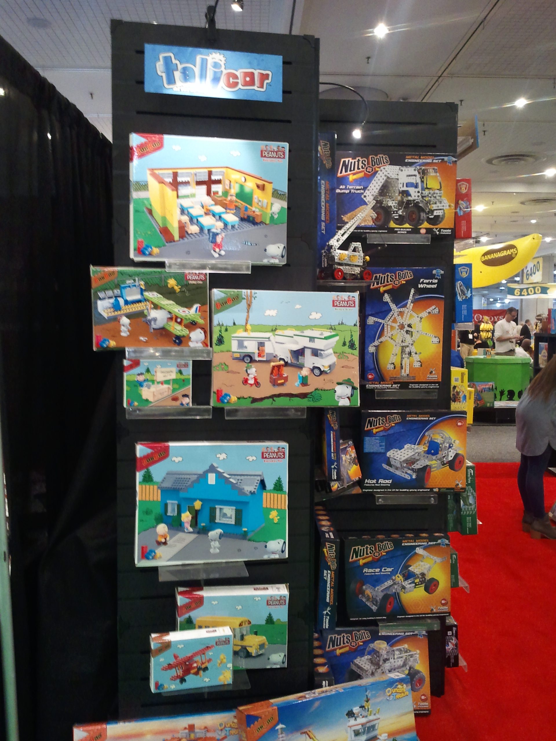 Toy Fair 2017: Peanuts Construction Sets? From China!