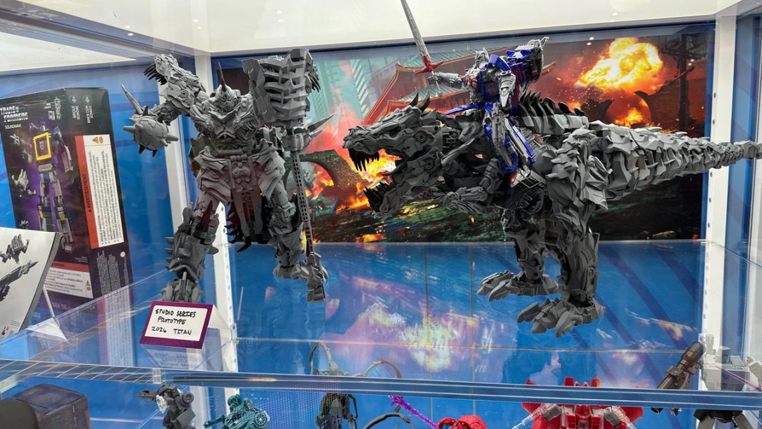 SDCC '25: Hasbro's Transformers has Combiners, Primes, and Classics all ...